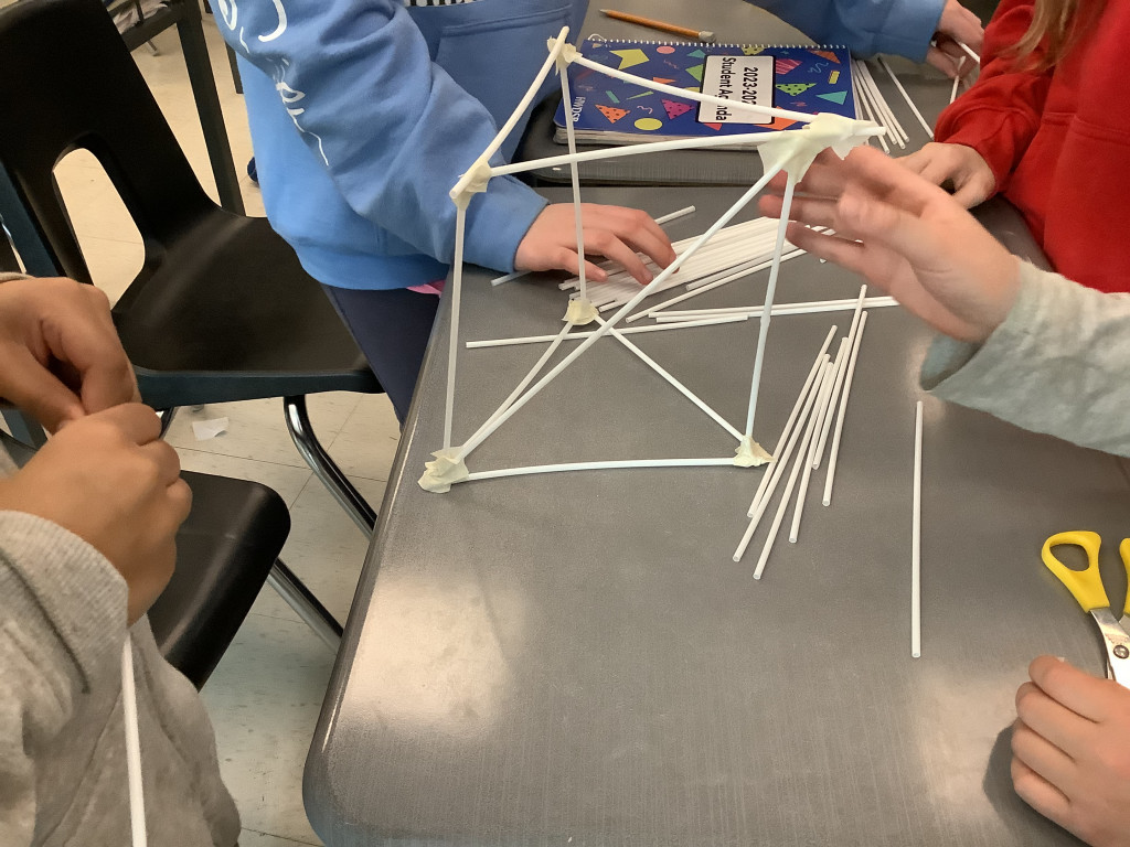 Straw Tower Challenge – La classe de Mme Zess 2023-2024
