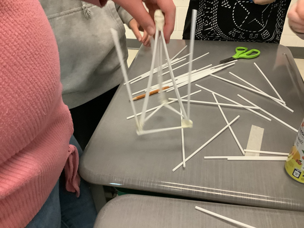 Straw Tower Challenge – La classe de Mme Zess 2023-2024